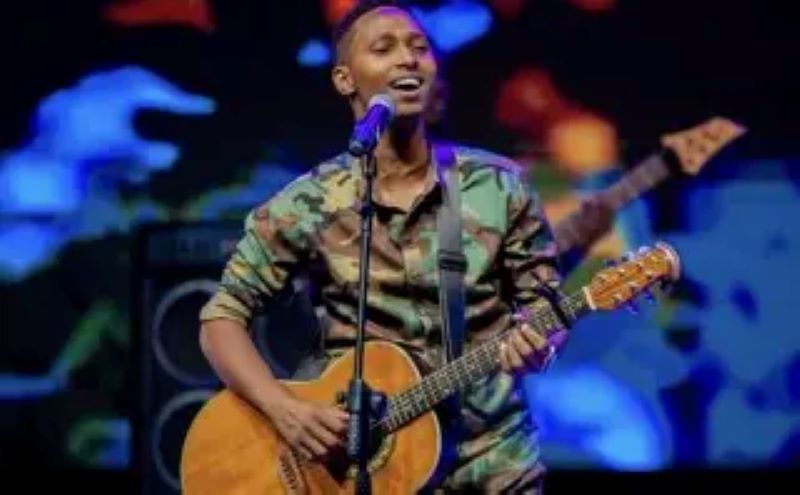 Abaguze amatike mu gitaramo cya Israel Mbonyi bari mu gihirahiro ...